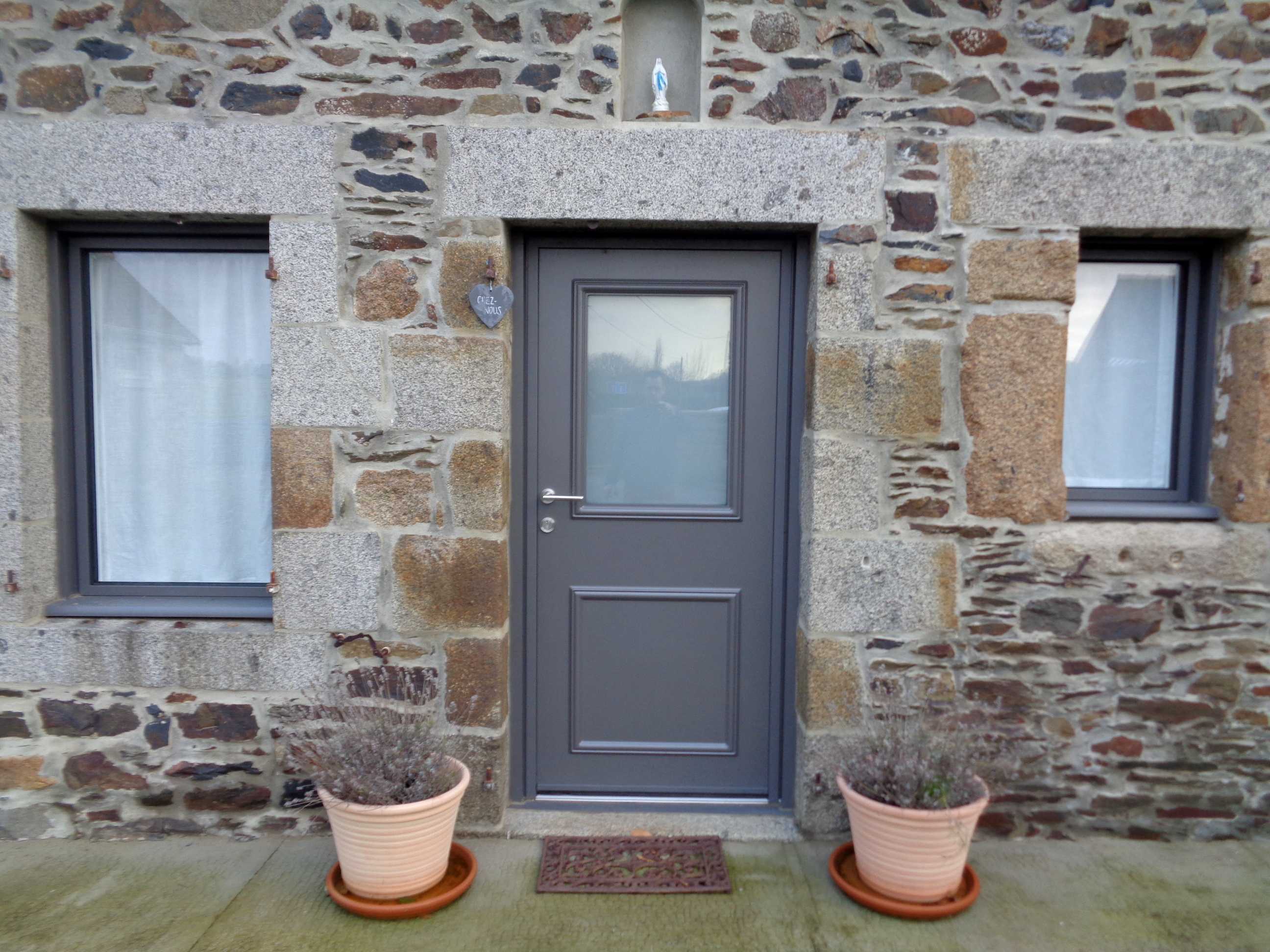 Fenêtres alu et porte d'entrée gris 2900 sablé à Pordic (22)